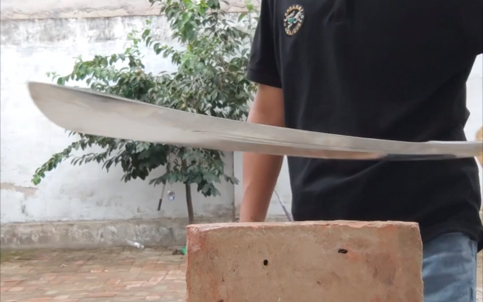 3张多 还是5160钢,劈砍砖头硬度测试第二天,毫无崩刃现象 (ง •̀_•...