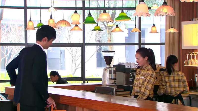 高富帅现身咖啡店,女服务员一脸花痴,连男服务员都忍不住上前