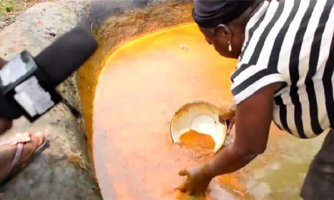 非洲人钱自制棕榈油,利用人工脚踩来压榨,过程很有"味道"!