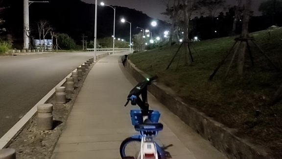 老沙骑电动自行车去山顶看厦门平流雾,到山腰车断电,尴尬了。