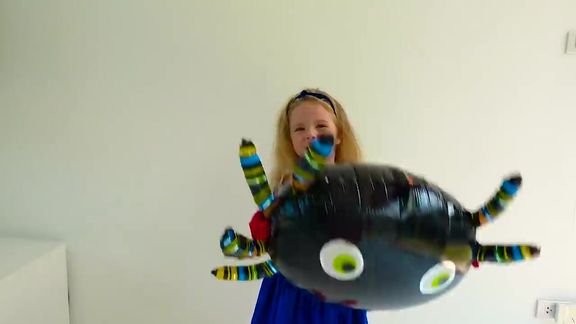 扮演游戏-小女孩和爸爸可爱模仿动物的样子跳舞