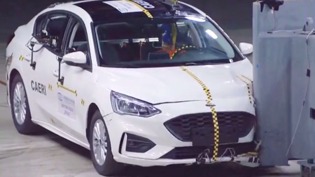 福特福克斯碰撞测试