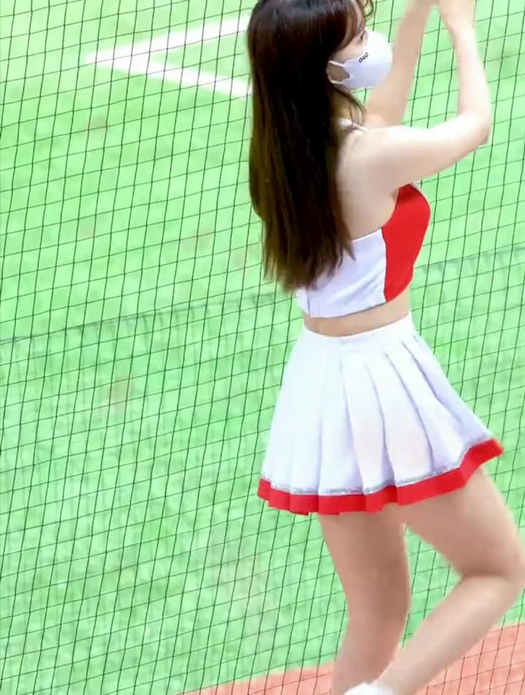 让我们手牵手荡起双桨。热舞驿站 气质女神 身材 大长腿