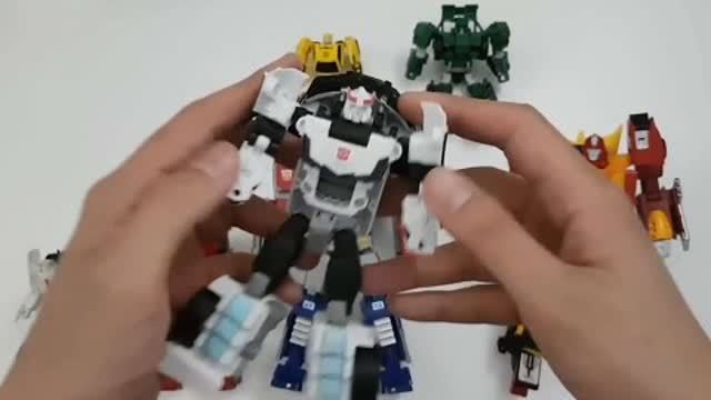 变形金刚玩具:汽车人们正在变回自己原本的形态!