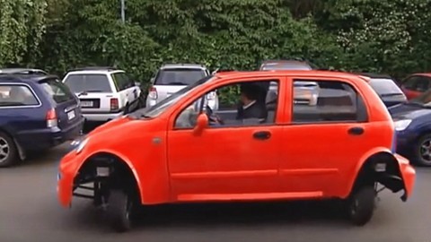 外国牛人发明360度旋转车轮!可原地调转车头,一键启动,马路