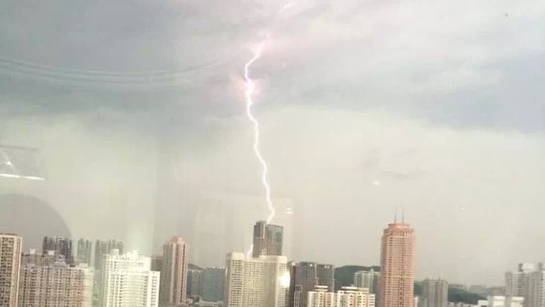 广州佛山下起了冰雹,这是广州的天气吗?网友:原来这就是下雪啊