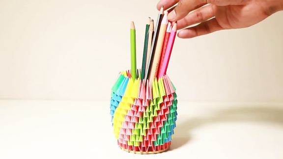 手工折纸DIY,教你用彩纸制作一个时尚漂亮的笔筒,简单美观