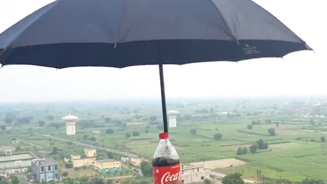 雨伞为啥不能当降落伞用?老外用可乐测试,看完恍然大悟!