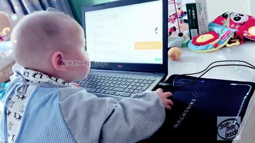 两岁宝宝打开电脑,没想到他竟做出这个举动,看的妈妈目瞪口呆