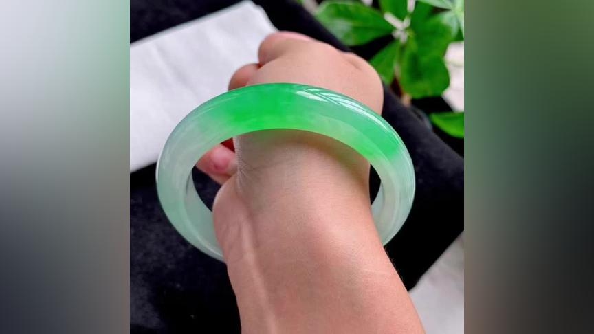 关注我留言哦 看更多了解更多的翡翠 找翡翠吗?来我这