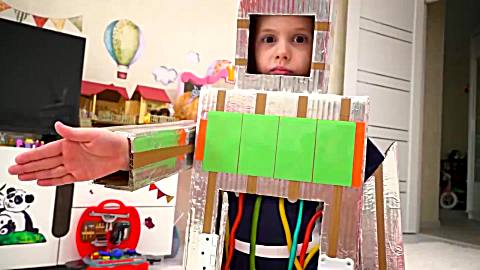 美国儿童时尚,小萝莉设计制作了一个机器人,一个富有创新力的想法。