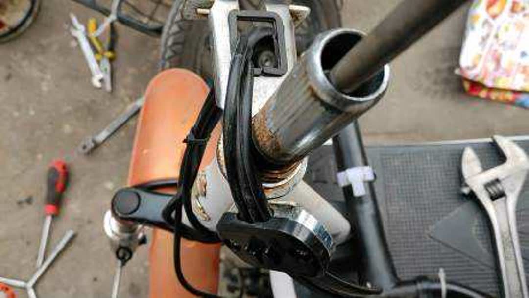 电动自行车的前叉撞变形了,咋更换呢?