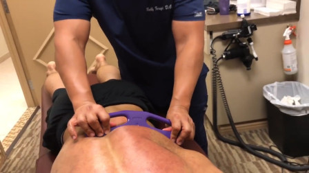 刮痧都火去国外了?肌肉和刮痧板的碰撞?看着都觉得疼!