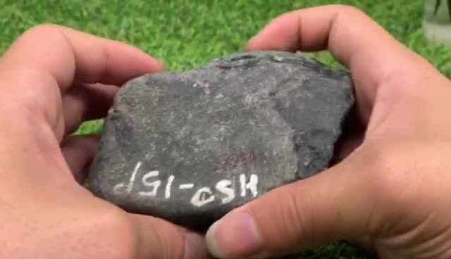 翡翠原石这样切一刀后,翠莹莹的光彩,多姿多彩。