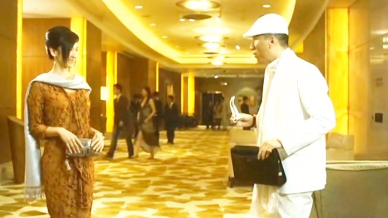 美女被孙红雷临时拉去做晚宴女伴,一条围巾搭配出晚礼服效果惊艳孙...