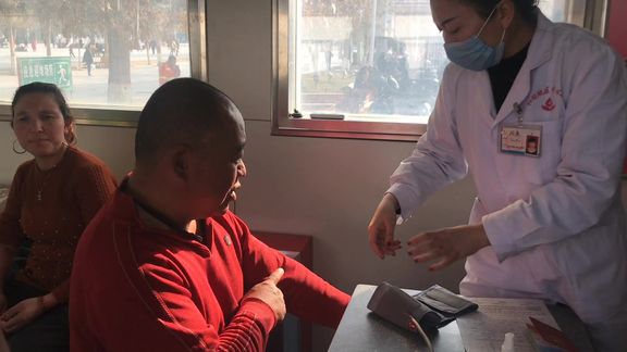 阿龙陪老爸去献血,老爸每年都至少献血一次!