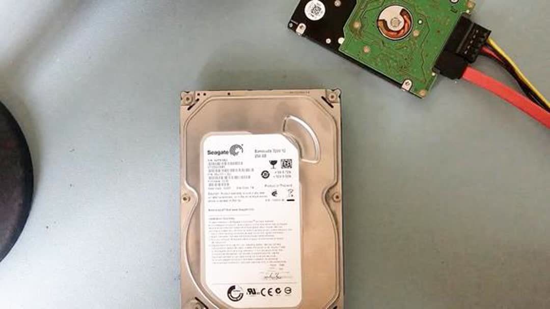 罕见的老款电脑硬盘,师傅拆开发现无从下手,到底能不能修有悬念