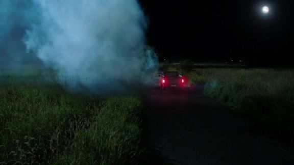 一个从天而降的男人把地上砸出个大坑