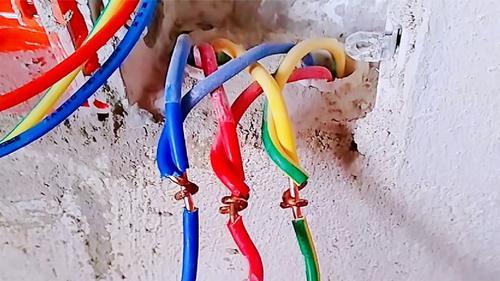 查漏电这才是专门的电工手法,万用表电压太低,测量电阻误差太大