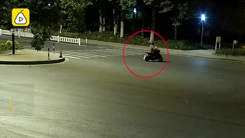 ...次日江某寻车时,又顺手盗走一辆电动车。民警发现,江某6日丢失的车...