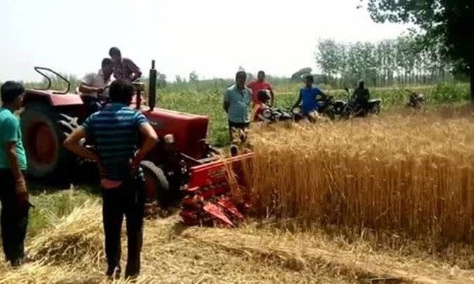印度这种收割机,落后中国50多年,早已被中国淘汰