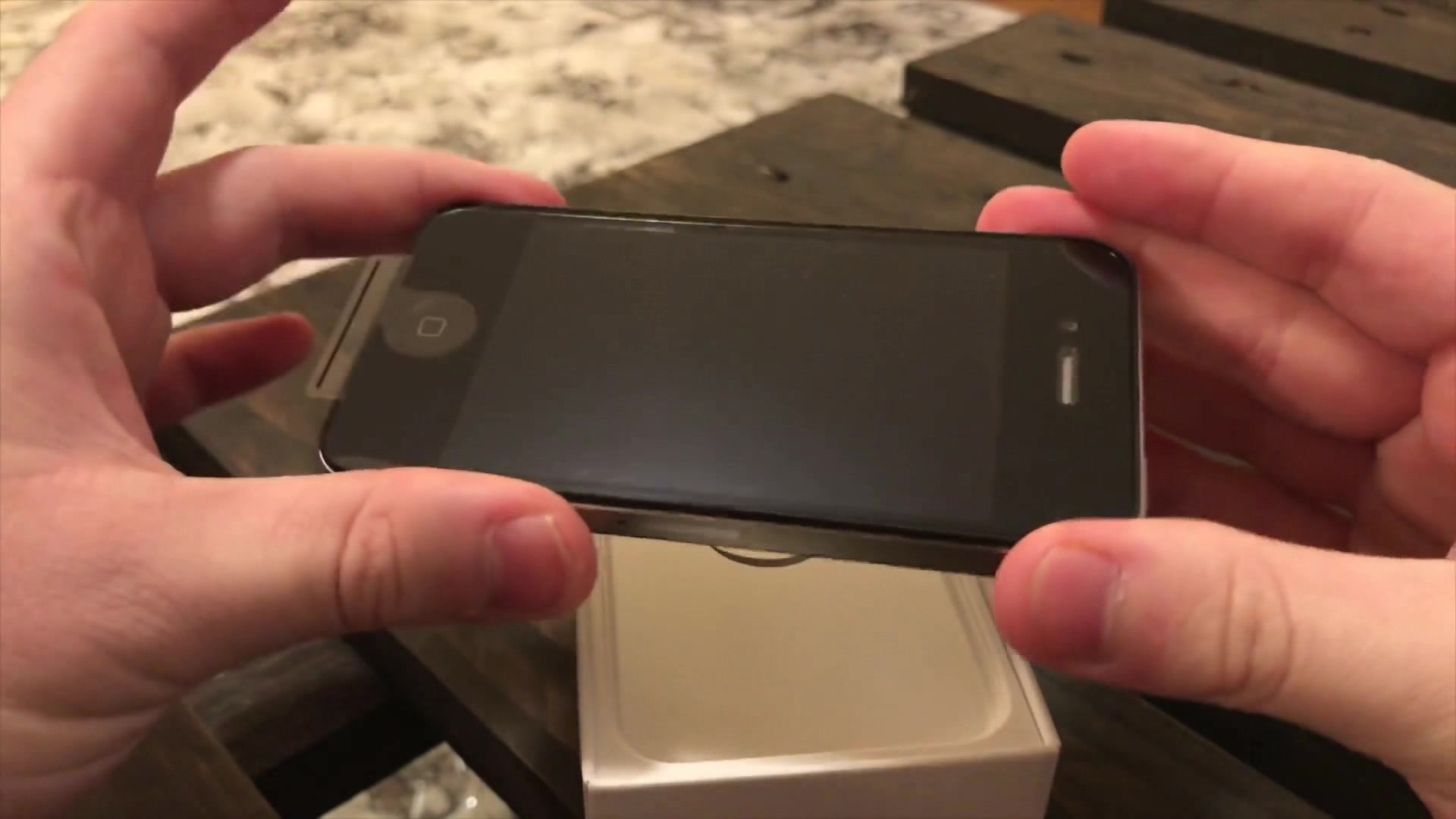 iPhone4s开箱:打开的一瞬间,哇塞,颜值依旧不减当年