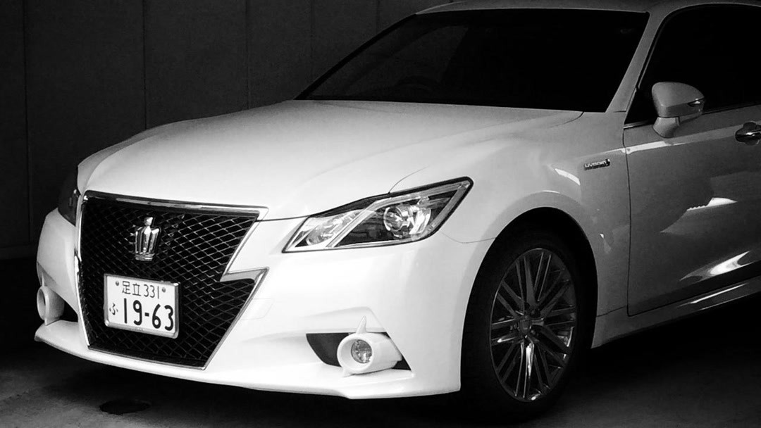 丰田这次真拼了,15代皇冠到店实拍,23万起可以放弃迈腾了