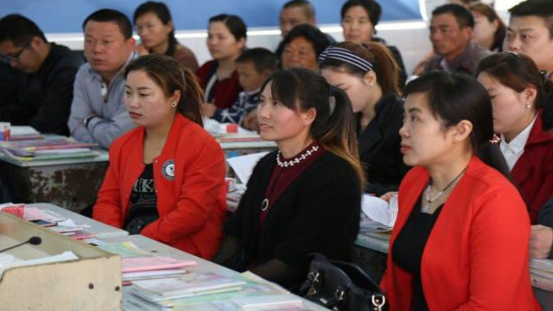 “请倒数第一名的家长发言”,妈妈的一席话,让老师感到惭愧