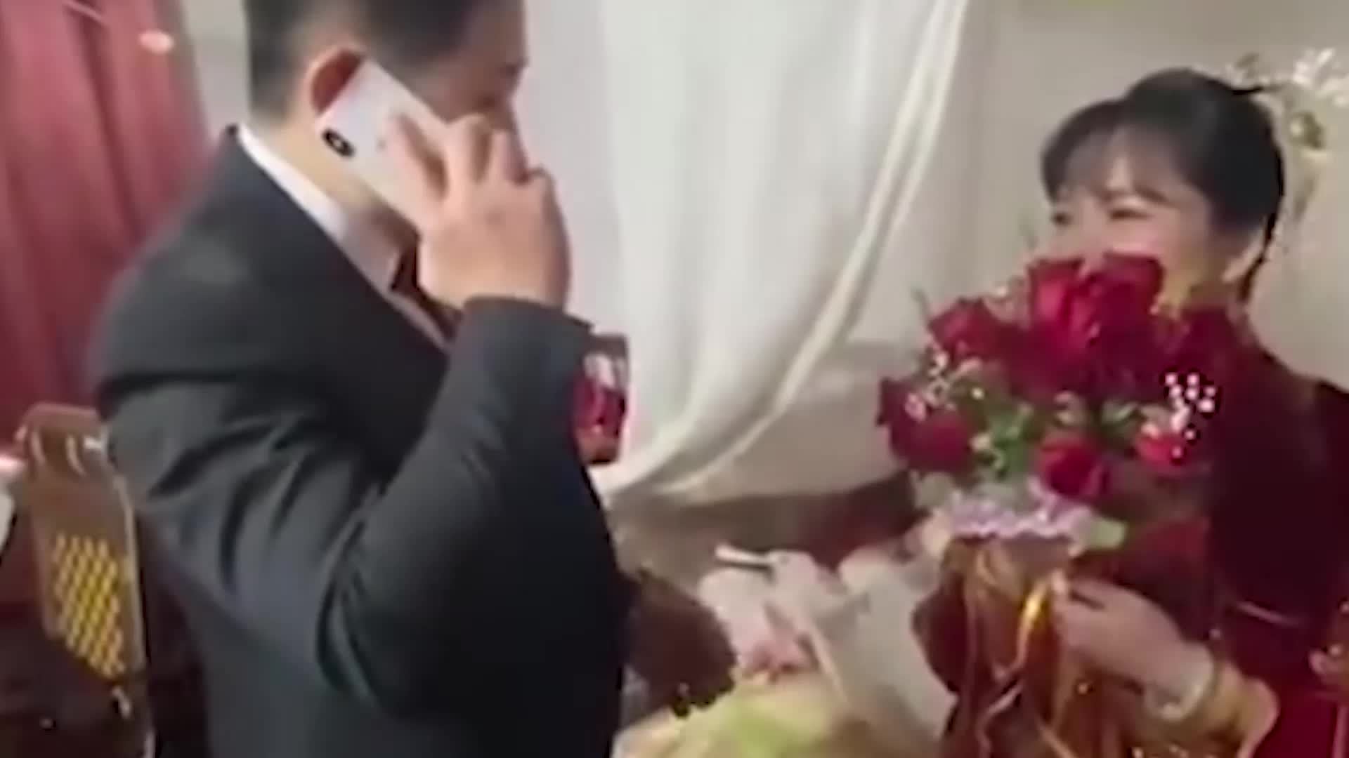 结婚当天新郎接到客户订单,现场谈业务下午就送货,场面逗笑众人