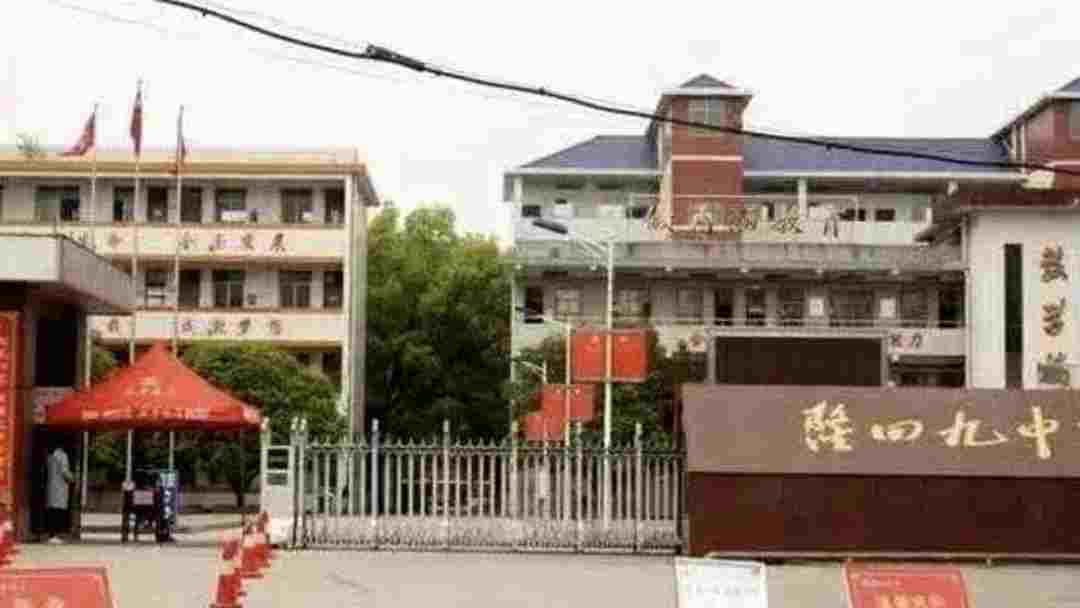 学生投诉老师翻桌搜违禁品侵犯隐私,校方回应:很为难