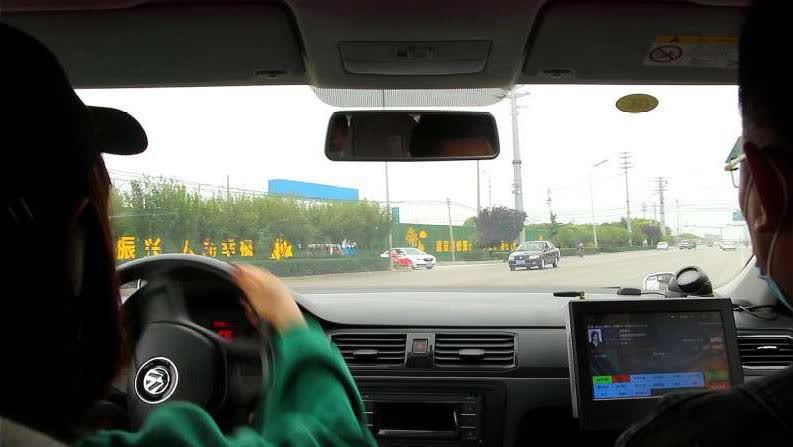 科三模拟考试,教练指出遇红绿灯要注意事项,否则人工评判不合格