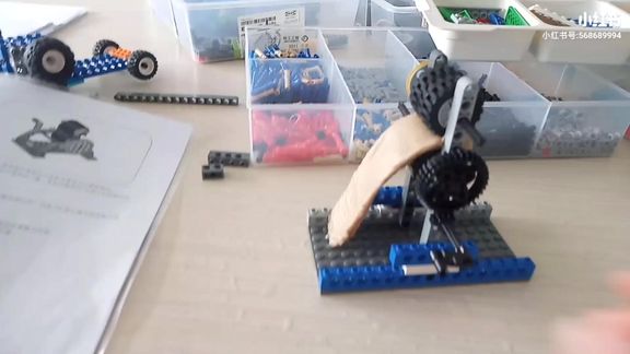 乐高挤压机,小齿轮带动大齿轮省力,滑轮的反向旋转,汉堡堡结构。零件...