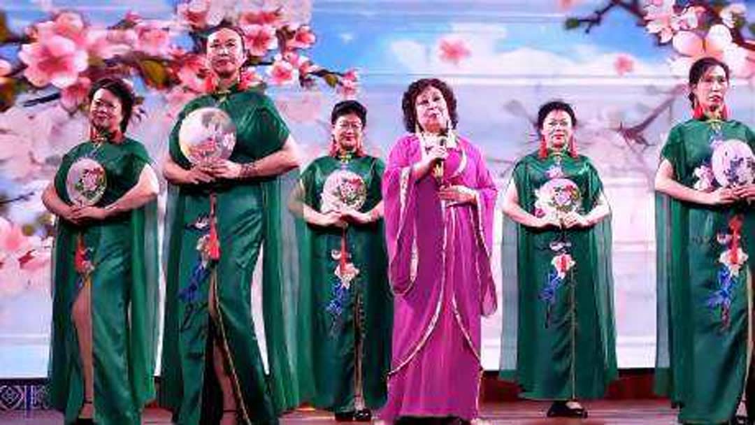 她们的模特走秀表演与京歌《梨花颂》;委婉大气,视听享受