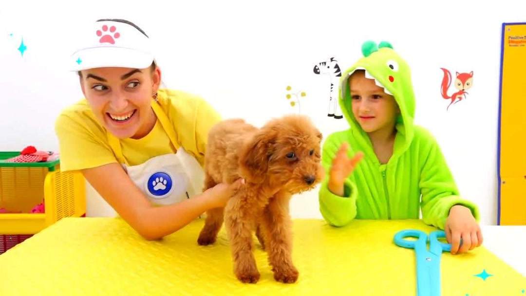 萌宝给宠物狗洗澡,宠物店爱心慢慢