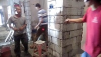红砖抹灰确定垂直线,抹墙面灰10MM厚,3-10米以红砖墙确定墙面平整...