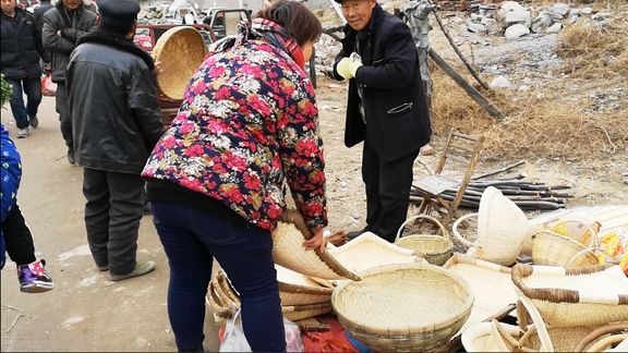 农村集市75岁大爷卖簸箕,有500年历史了,这工艺40值吗
