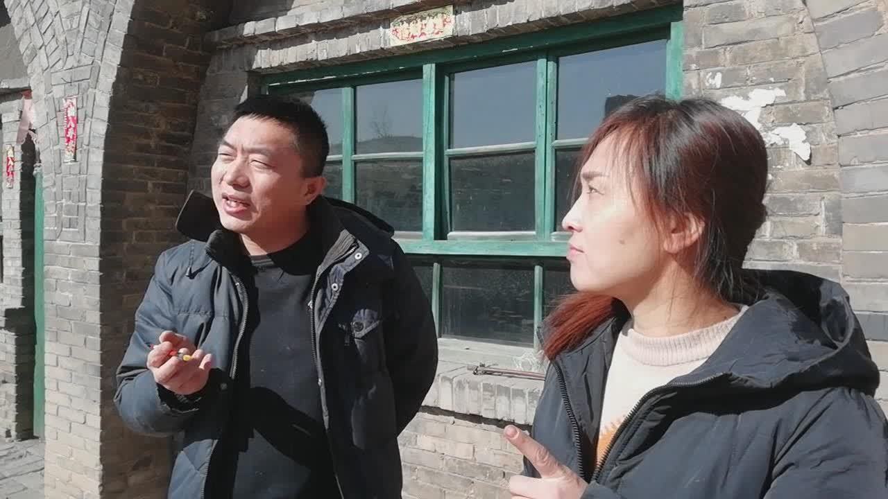 光棍过春节自己写对联,隔壁美女补填下联,太有才了