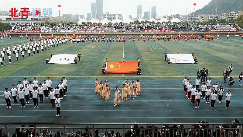 高校运动会开幕式,女生穿汉服表演自编古装舞蹈