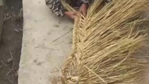 中国非遗文化传承,用稻草编织的草凳,现在已经几乎快绝迹了