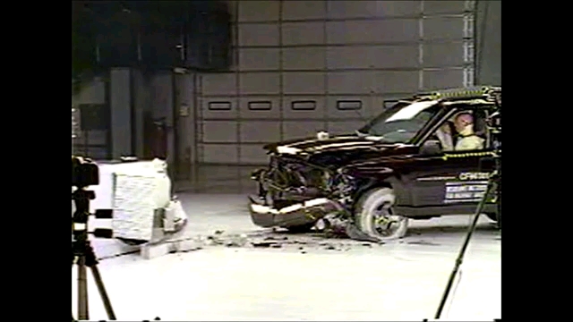 IIHS 1996款 吉普大切诺基40%碰撞测试