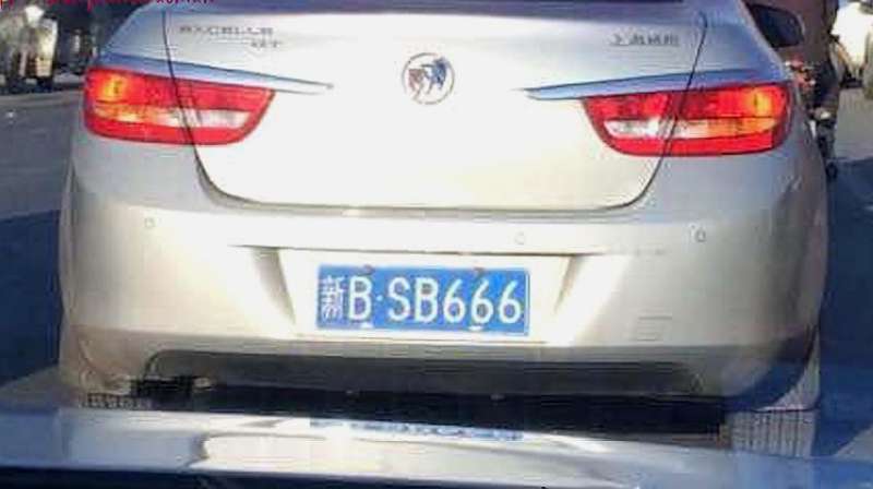 车主摇到666车牌,还没开始高兴,看到前面2个字母,脸都绿了!