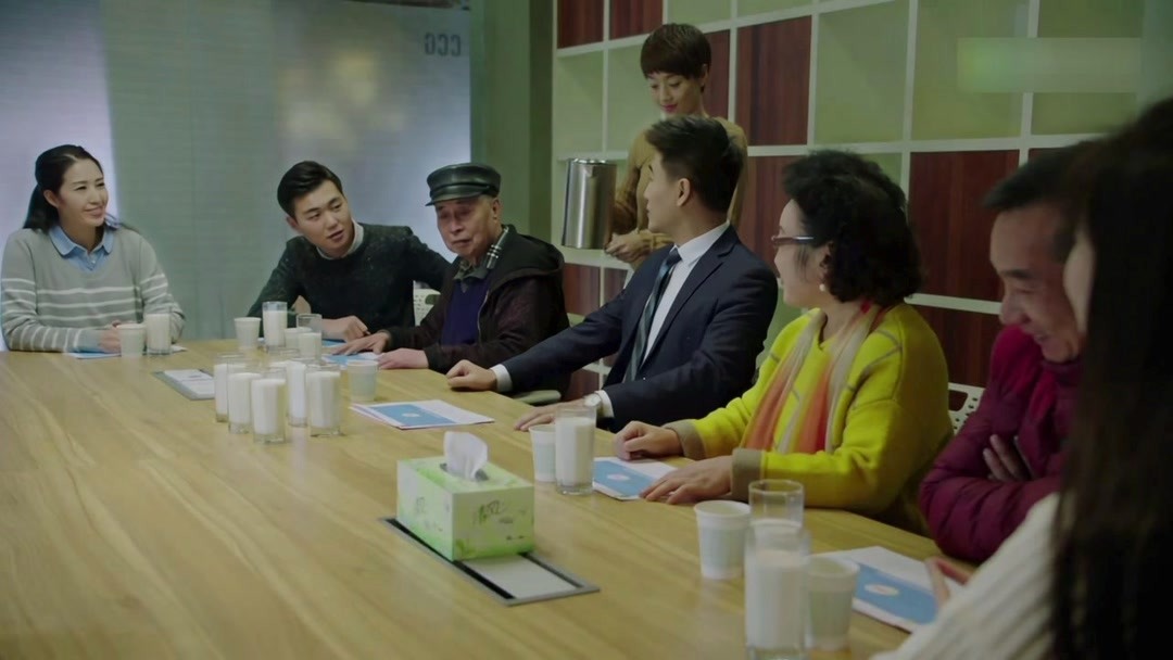 会议中秘书照安排做事,谁知竟被男子故意刁难,最后竟反被怪罪!