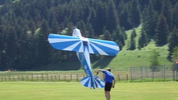 超级大的遥控模型飞机,表演特技飞行,外国模型表演确实很优秀