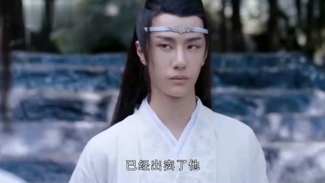 王一博一路狂奔赶飞机!右手抱着滑板,左手提着裤腰!是累瘦了吗