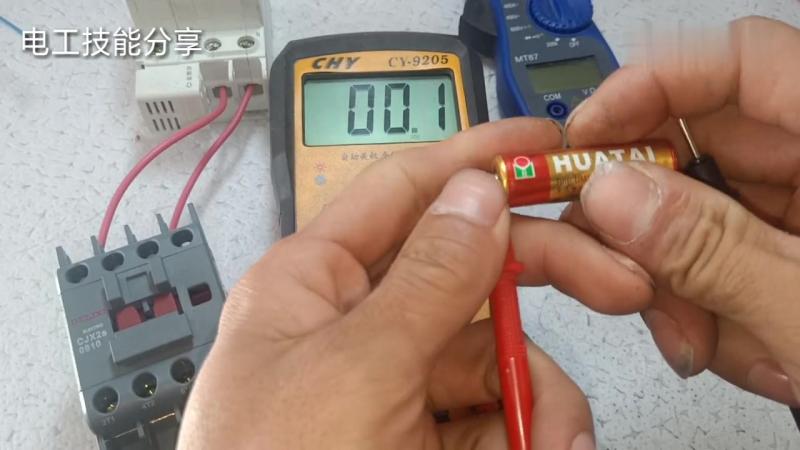 万用表怎么使用?怎么测量直流交流电压?老电工把使用方法教给你