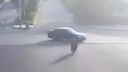 电动车直到被撞飞,都没踩过刹车,网友:不守规矩就要付出代价