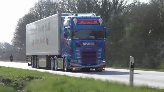 欣赏V8引擎的斯堪尼亚卡车,这造型真酷炫