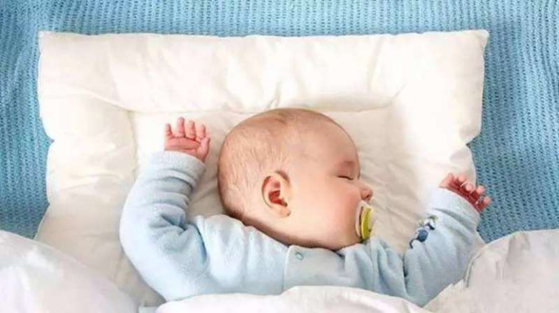 新生儿需要用枕头吗?看完这个视频终于明白了