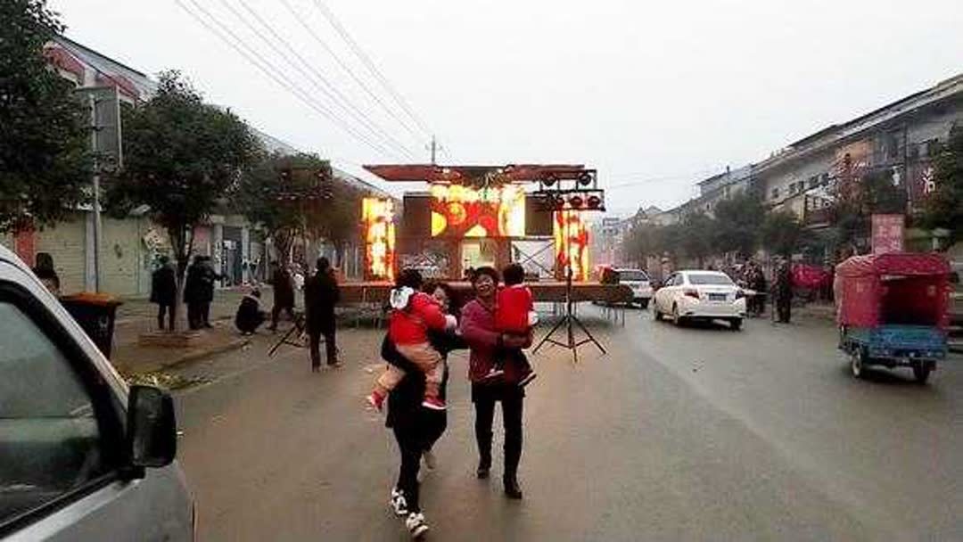 实拍农村夜间歌舞表演