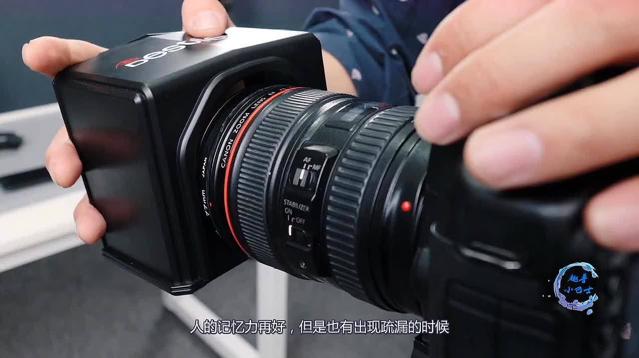 新闻联播的主持人,为啥几乎不用低头看文稿?原来如此啊